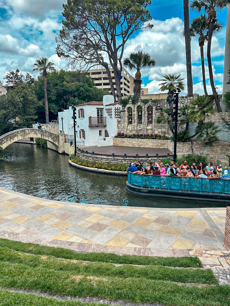 A Complete Guide to the San Antonio Riverwalk Boats: Are Go Rio River ...